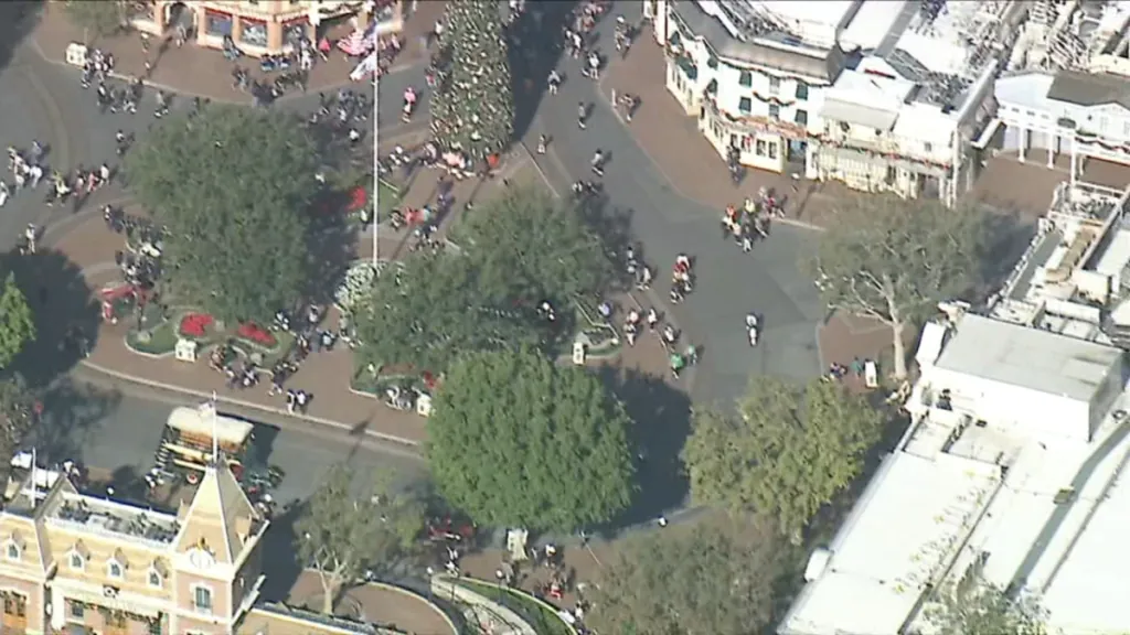 Strong winds at Disneyland's Main Street cause light pole to fall and ...