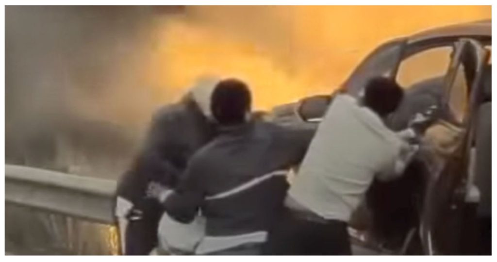 Daring Bystanders Risk Their Lives to Rescue Unfamiliar Individual from ...